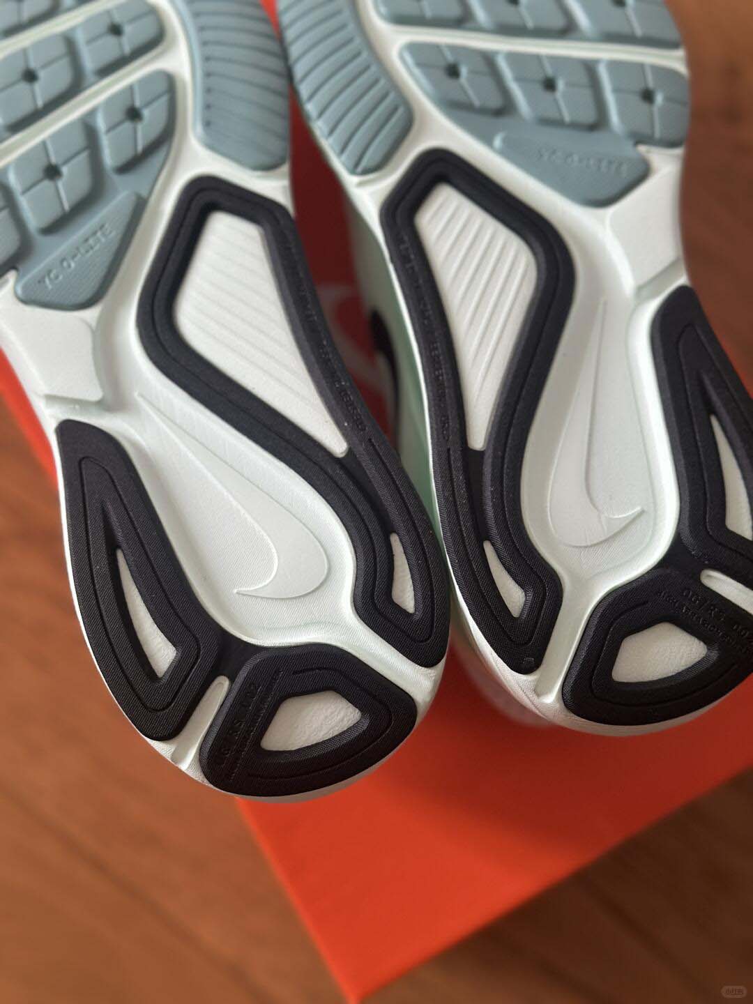 【NIKE】STRUCTURE 26のサイズ感や履き心地は？口コミも合わせて販売員がレビュー！｜スニーカーサイズ研究所